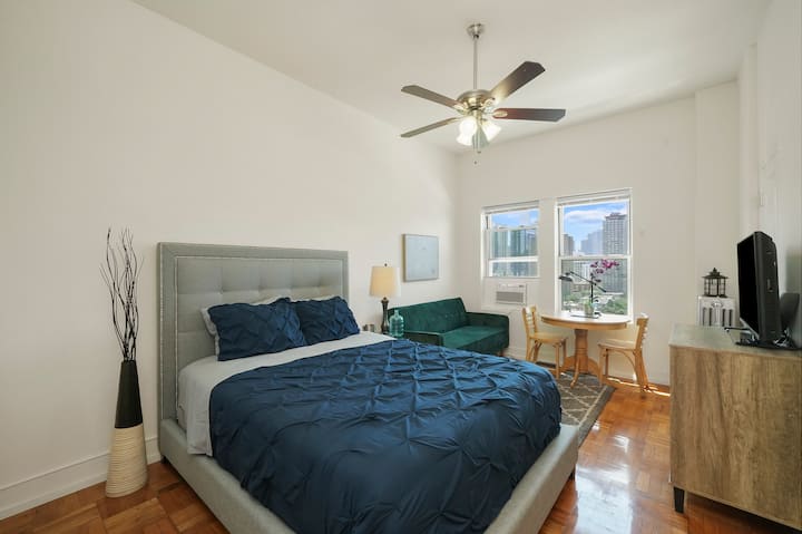 Downtown Gold Cost Awesome Views Top Floor Laundry - Chicago Loop - Chicago