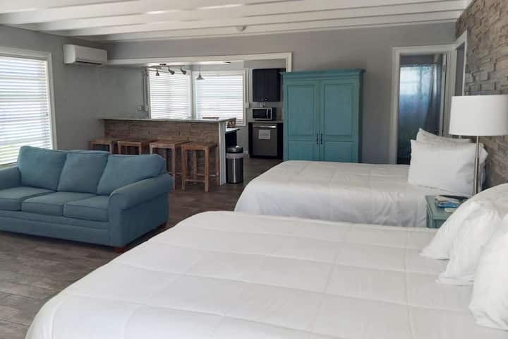 Large Efficiency Hotel Room - Marathon, FL