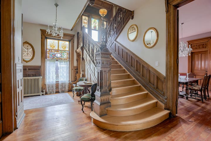 Wedding Parlor | King Bed | Garden | Near Stadium - Council Bluffs, IA