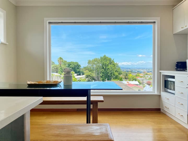 Renovated Hillview Lodge - Auckland