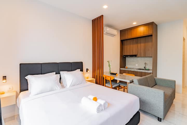 Charming 1-bedroom Apartment In Central Seminyak - Kuta