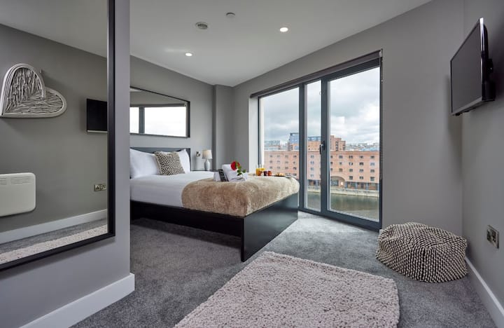 Bright & Modern Apartment Sleeps 8 Walk Everywhere - Birkenhead