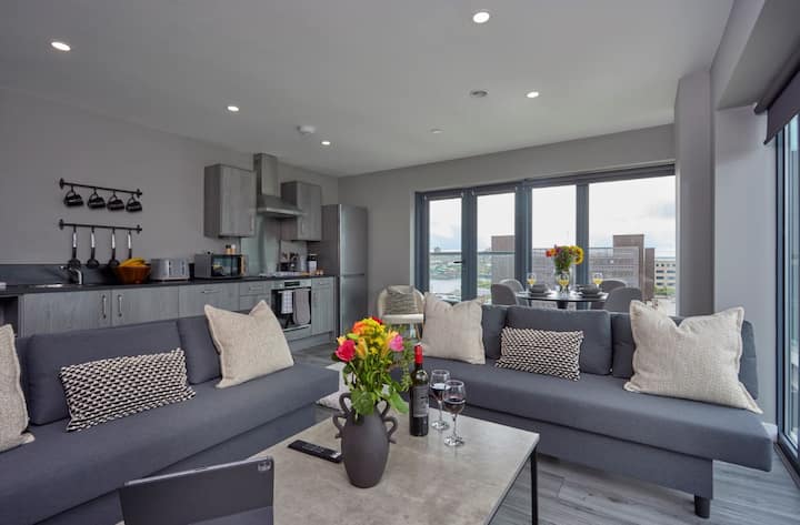Escape By The River Mersey - Dining & Shops Nearby - Liverpool, UK