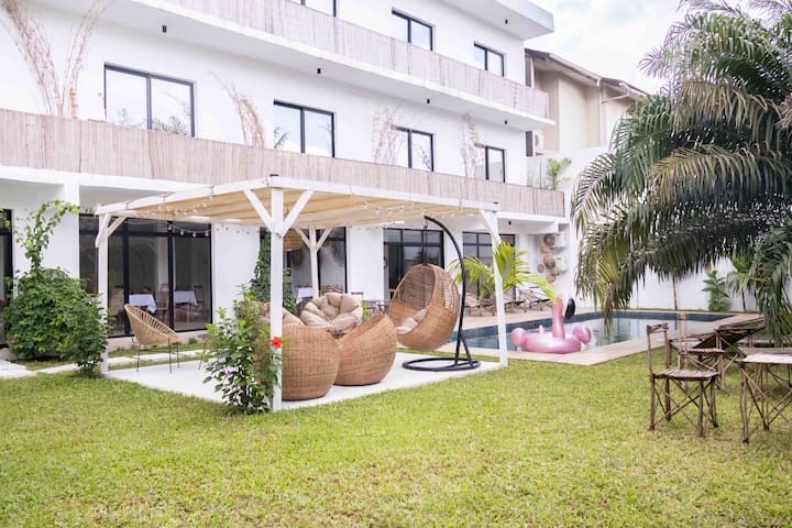 Chambre Vue Piscine à Abidjan - アビジャン