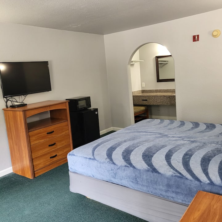 (106) King Bed Hotel Studio - Livingston, TX