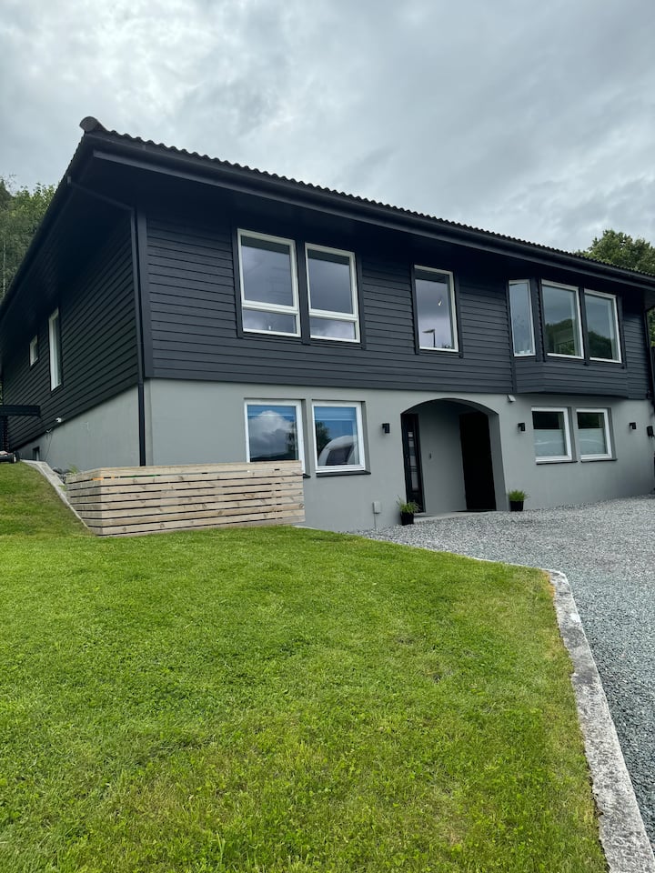 Villa Med Fantastisk Uteplass! 10 Sengeplasser! - Ålesund