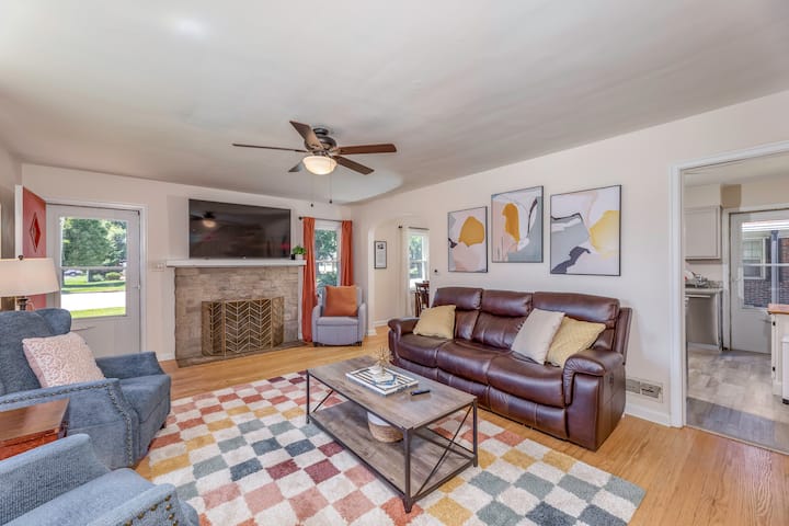 King Bed! Only 5 Mi To Downtown-1.5 Blocks To Ims! - Indianapolis, IN