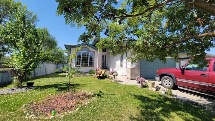 Welcome To Our Peaceful Home! - Edmonton, Canada
