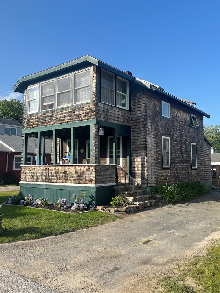 Charming Pine Point Cottage - Scarborough