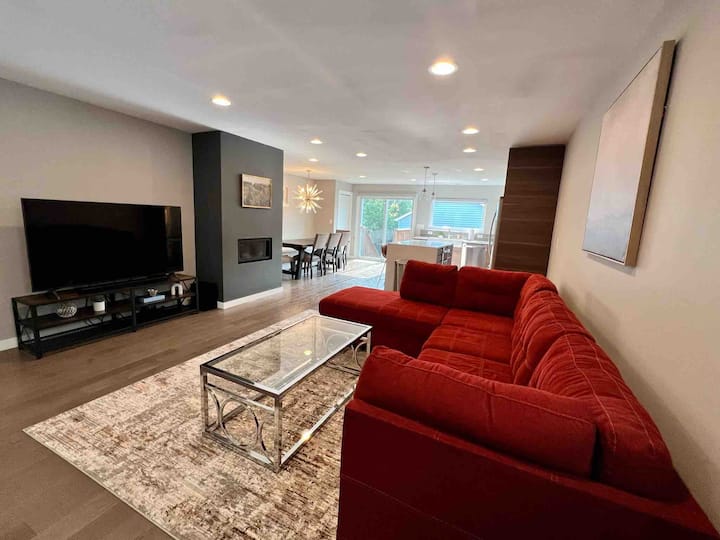 Modern Single-family Home W/outdoor Space + Garage - Chicago, IL