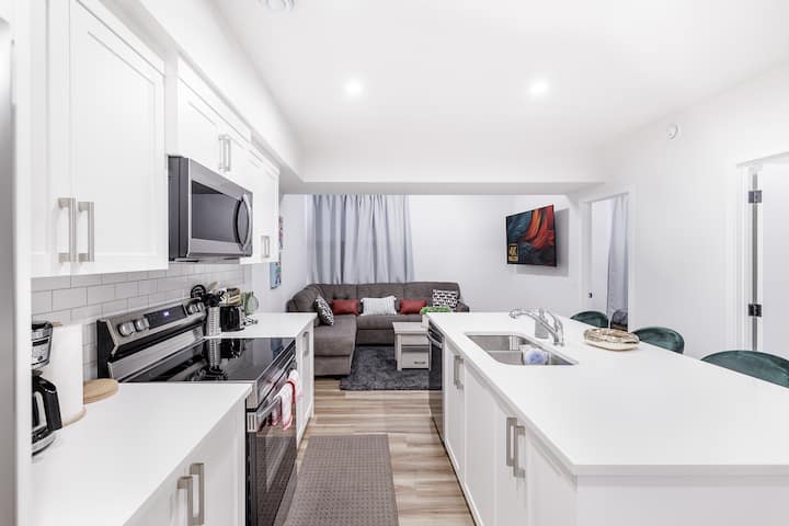 2br Guest Suite - Elegant, Private & Well-equipped - Airdrie