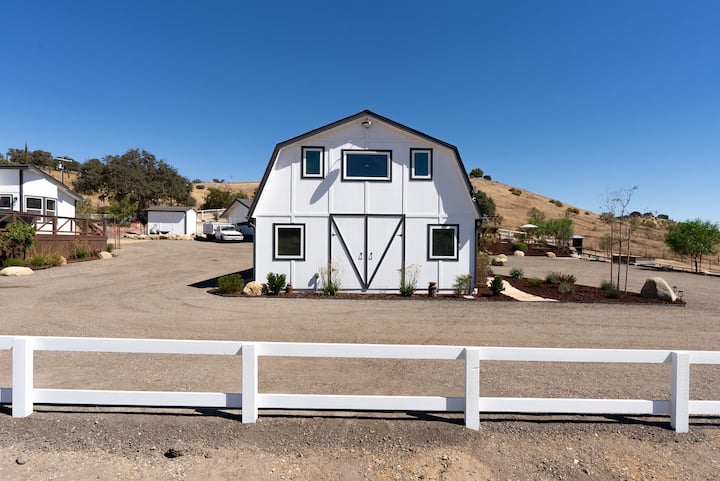 River Road Retreat! Hot Tub +  Barndominium - Templeton, CA