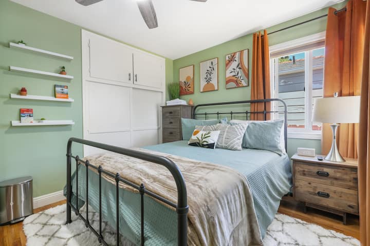 Sdsuprivateroom-close2restaurants-fridge-desk-deck - San Diego, CA