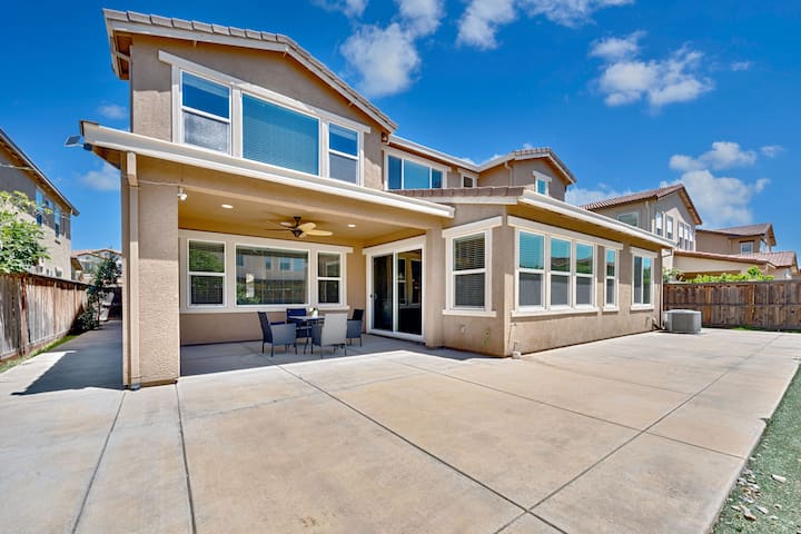 New Listing! Modern 5bd In Elk Grove - Elk Grove, CA