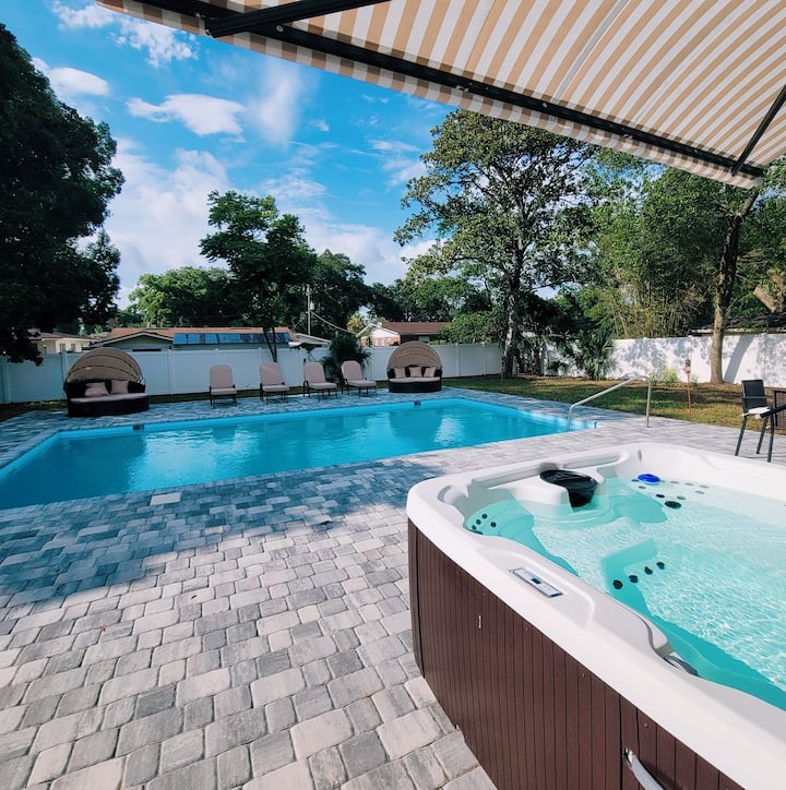 Gorgeous Florida Pool And Spa Home - Jacksonville, FL