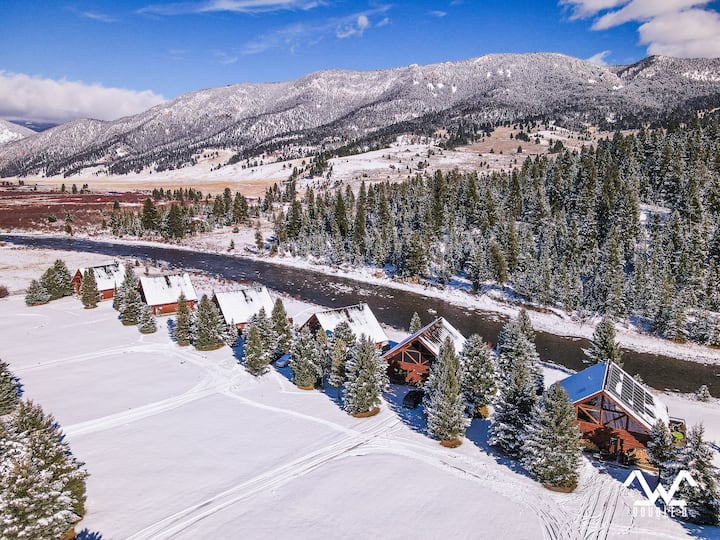 Luxury Along The Gallatin! Huge Spacious Cabin - Big Sky, MT