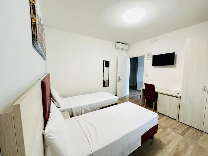 Budget Twin Room With Shared Bathroom - Mestre
