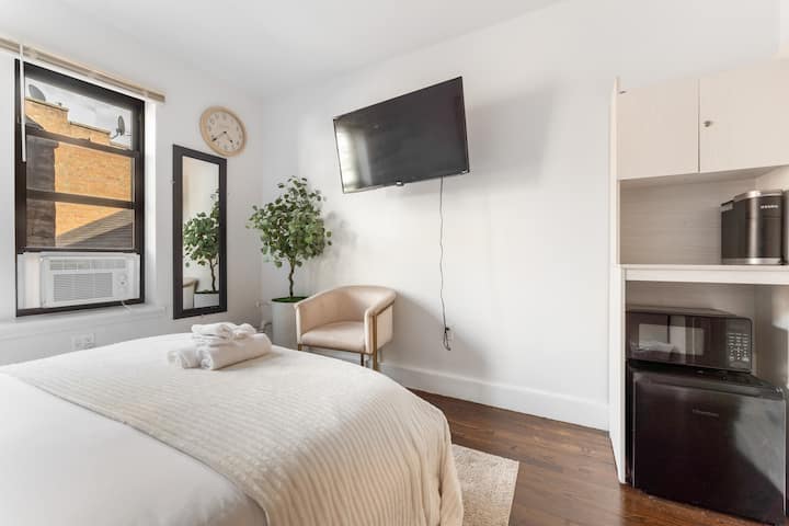 City Style: Contemporary Bay Ridge Studio Living - Carousel, Brooklyn