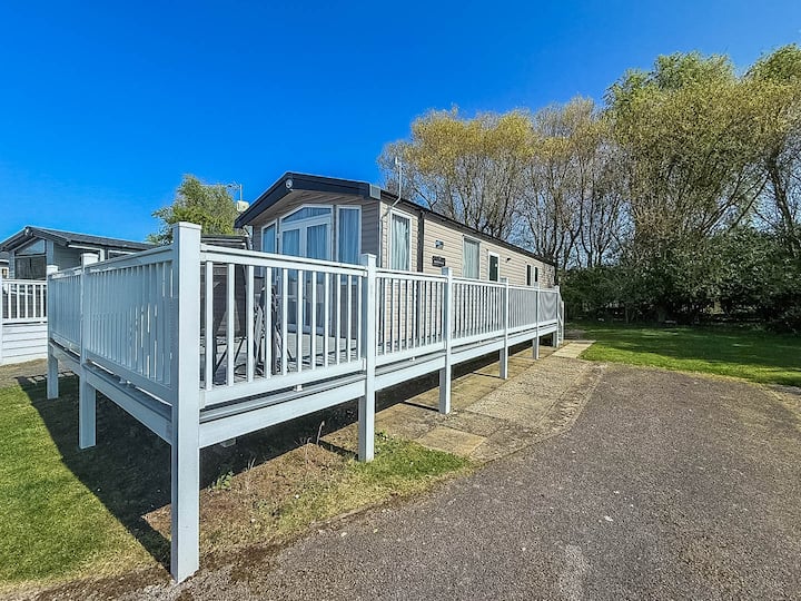 Caravan With Decking At Manor Park Ref 23016k - Hunstanton