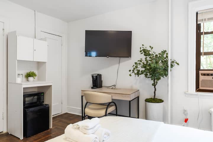 Sleek Urban Studio: Experience Nyc In Bay Ridge - Brooklyn, NY