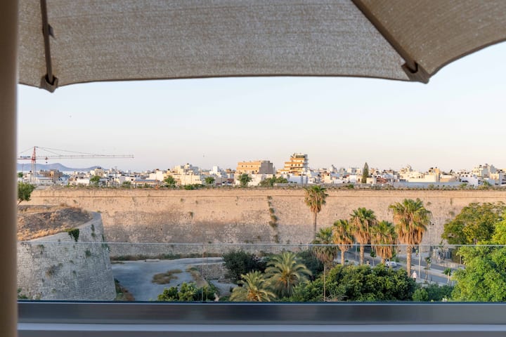 Scenic Veranda Apt With Sea & Venetian Walls Views - Iráklion