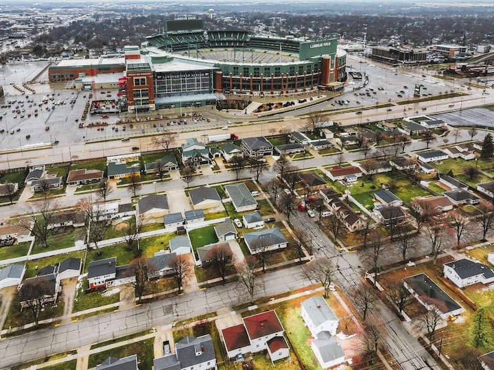 Lisa's Lambeau Leap! 1 1/2 Blks 2 Lambeau! - グリーン・ベイ, WI