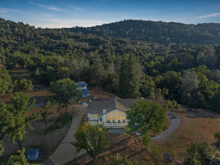 Sleeps 24 | Hot Tub | Firepit | 17 Beds | 2 Houses - Oakhurst, CA