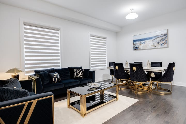 Luxury Retreat With Workspace & Spacious Backyard - Bolton