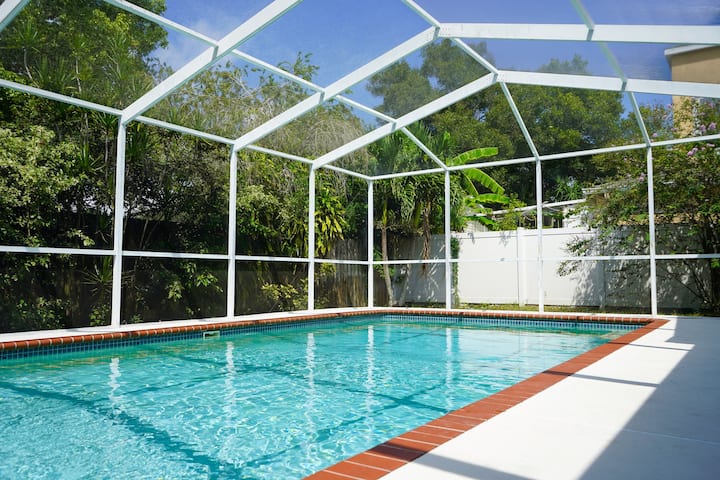 The Pinellas Palace + Heated Pool - Pinellas Park, FL