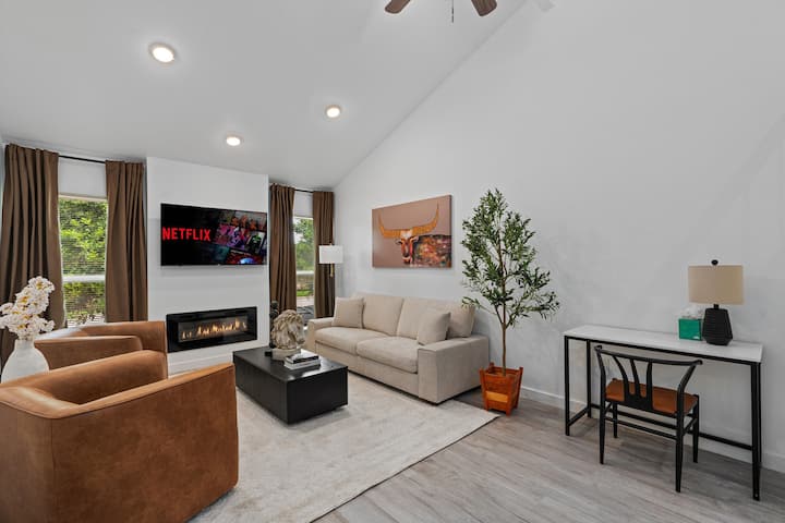 Cozy Austin Hideaway W/ Patio & Fireplace - Austin, TX