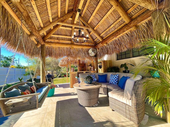 Beachy Abode: 7 Min To Shore - Palm Harbor