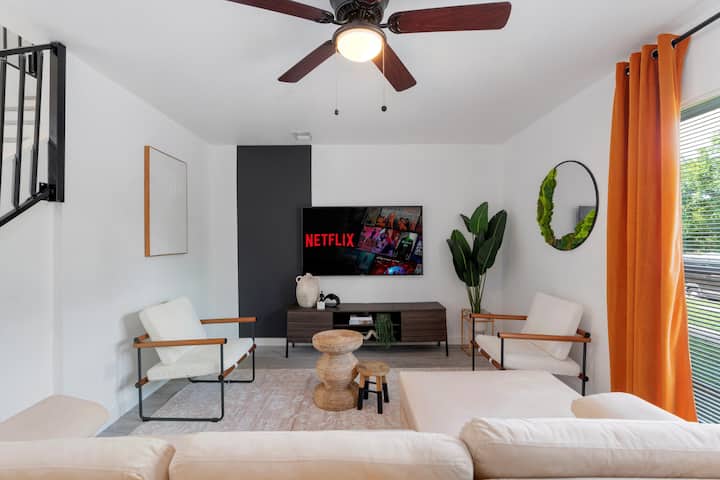 Peaceful Austin Stay With Balcony & Soft Beds! - Austin