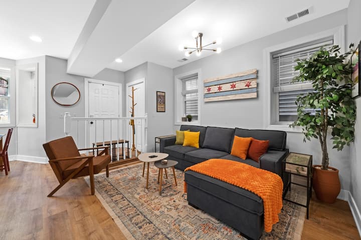 Charming Lakeview Oasis (Parking Included) - Chicago, IL