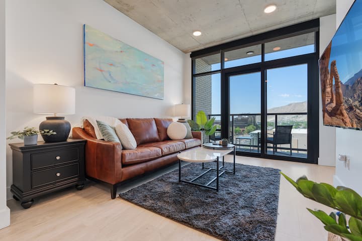 Impeccable1b\saltpalace+delta\poolspagymprkg+views - Salt Lake City, UT