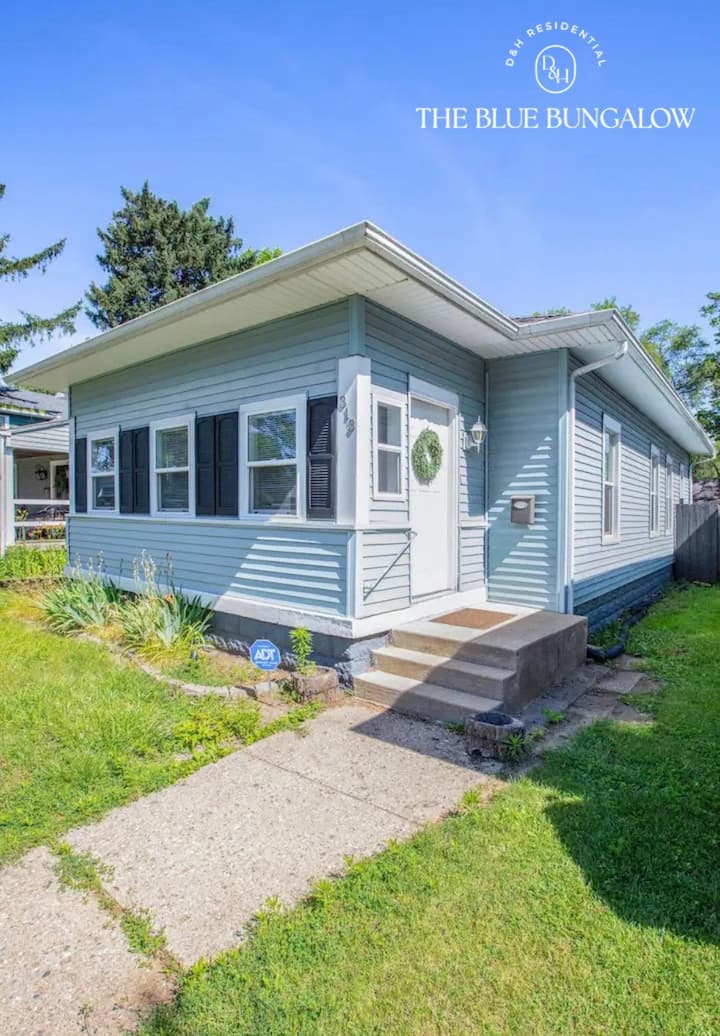 Blue Bungalow In South Bend - Walk To Nd! - South Bend, IN