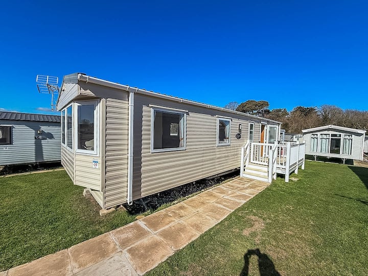 Caravan With Decking At Kessingland Ref 90039bc - Kessingland