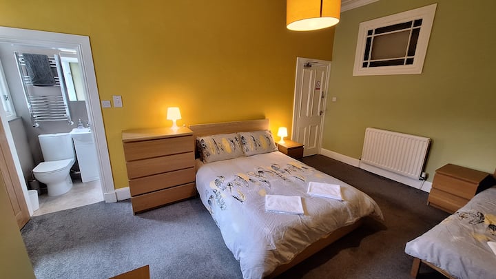 4 Bedroom, 8 Bed, 3 Bathrooms: Sleeps 10 - Edinburg