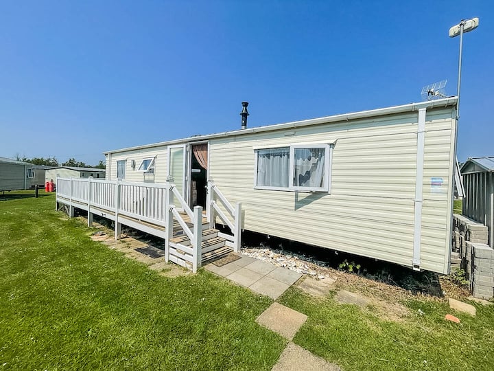 Caravan With Large Decking Ref 49036ts - Mersea Island