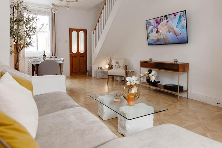 Stylish & Comfortable Modern Getaway - York