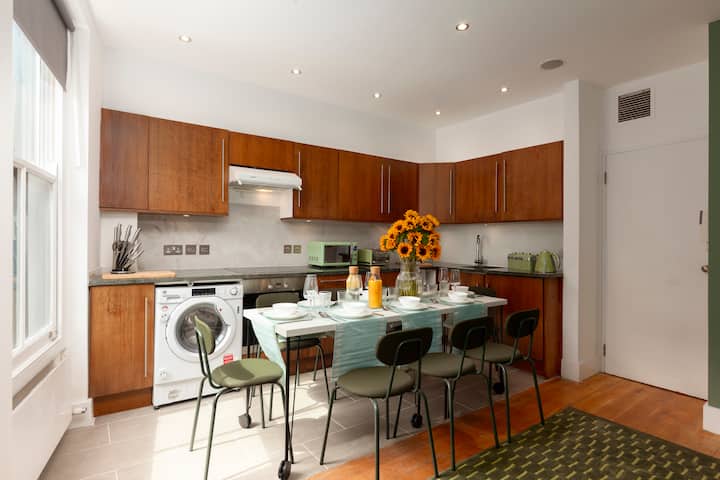 Italy-1-a Lovely 2 Bed, 2 Bath For 8 People Soho - London