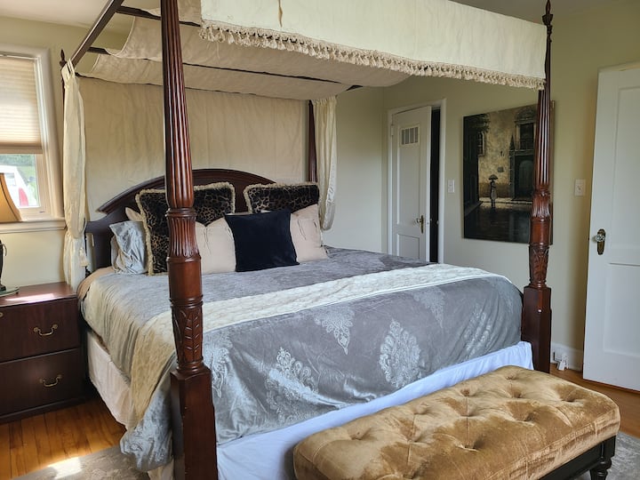 Sophistication By The Falls: A Boutique Retreat - 핼리팩스 카운티