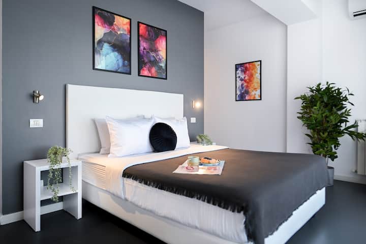 Urban Retreat: City Center Studio With Balcony - Boekarest