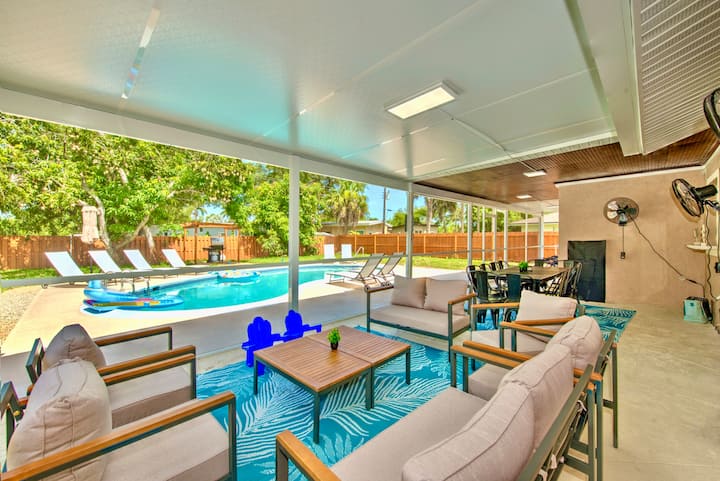 Casa Azul,  A Heated Pool Home 8 Mins To The Beach - Naples