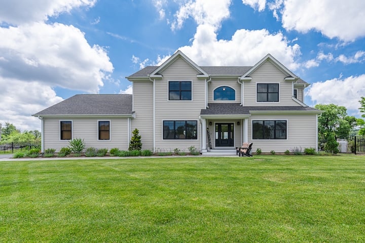 New Home With Pool & Farm Views - Riverhead, NY