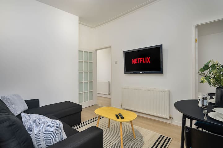 Lola’s House - Liverpool - 4 Bedroom Home 10% Disc - Wirral