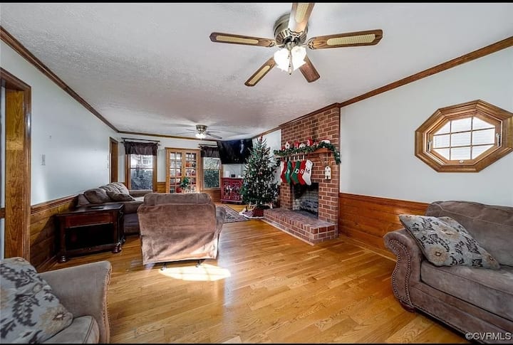 Xl Private Room | 3 Beds + Smart Tvs - Chesterfield, VA