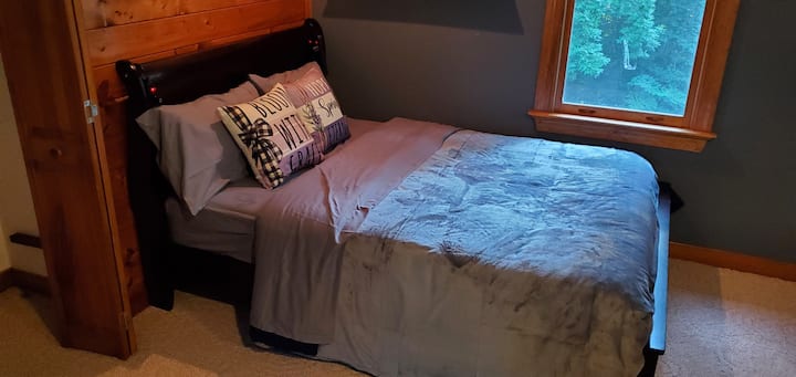 Xl Private Room | Queen Bed + 55" Smart Tv - Chesterfield, VA