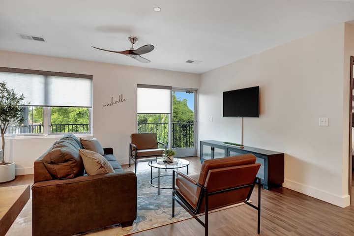 Neon Nest: One Bedroom Nashville Getaway - Percy Priest Lake, TN
