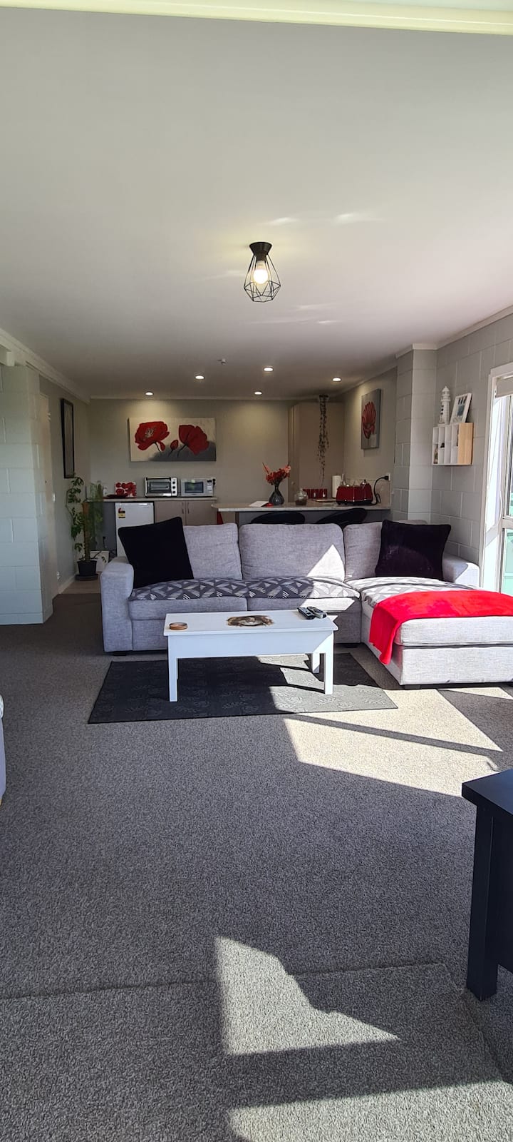 The Lily Inn - Waitara