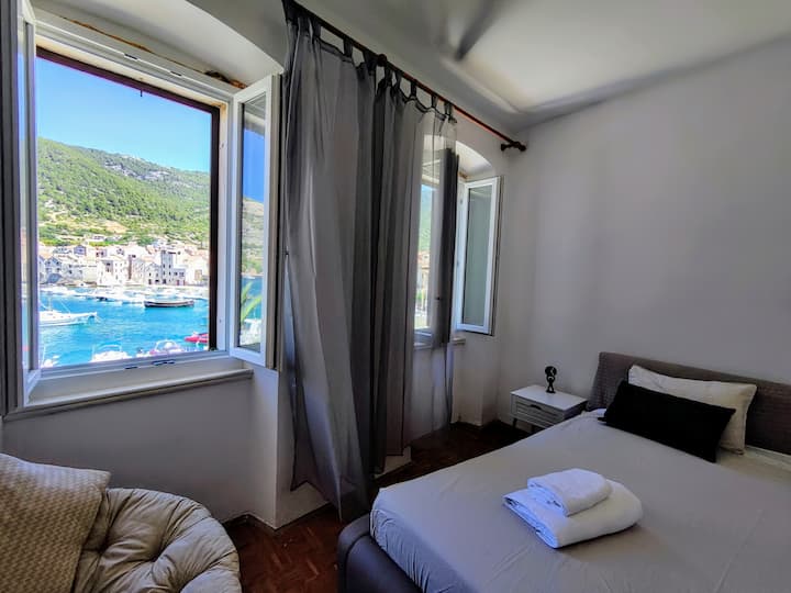 Komiža Gem: Sea Views & Comfort - Komiža